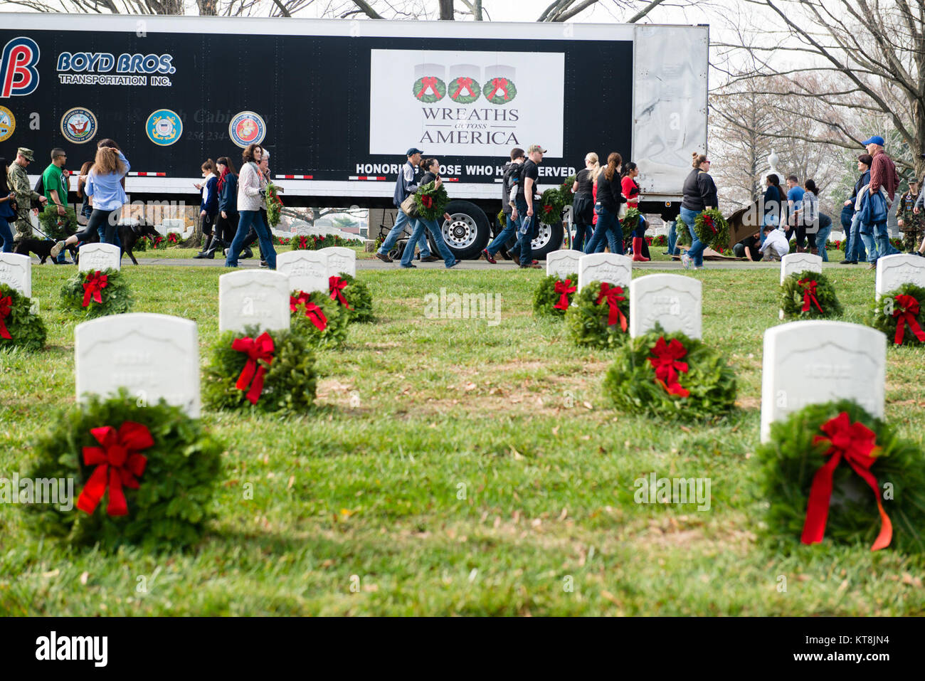 Wreaths lay on headstones hi-res stock photography and images - Alamy