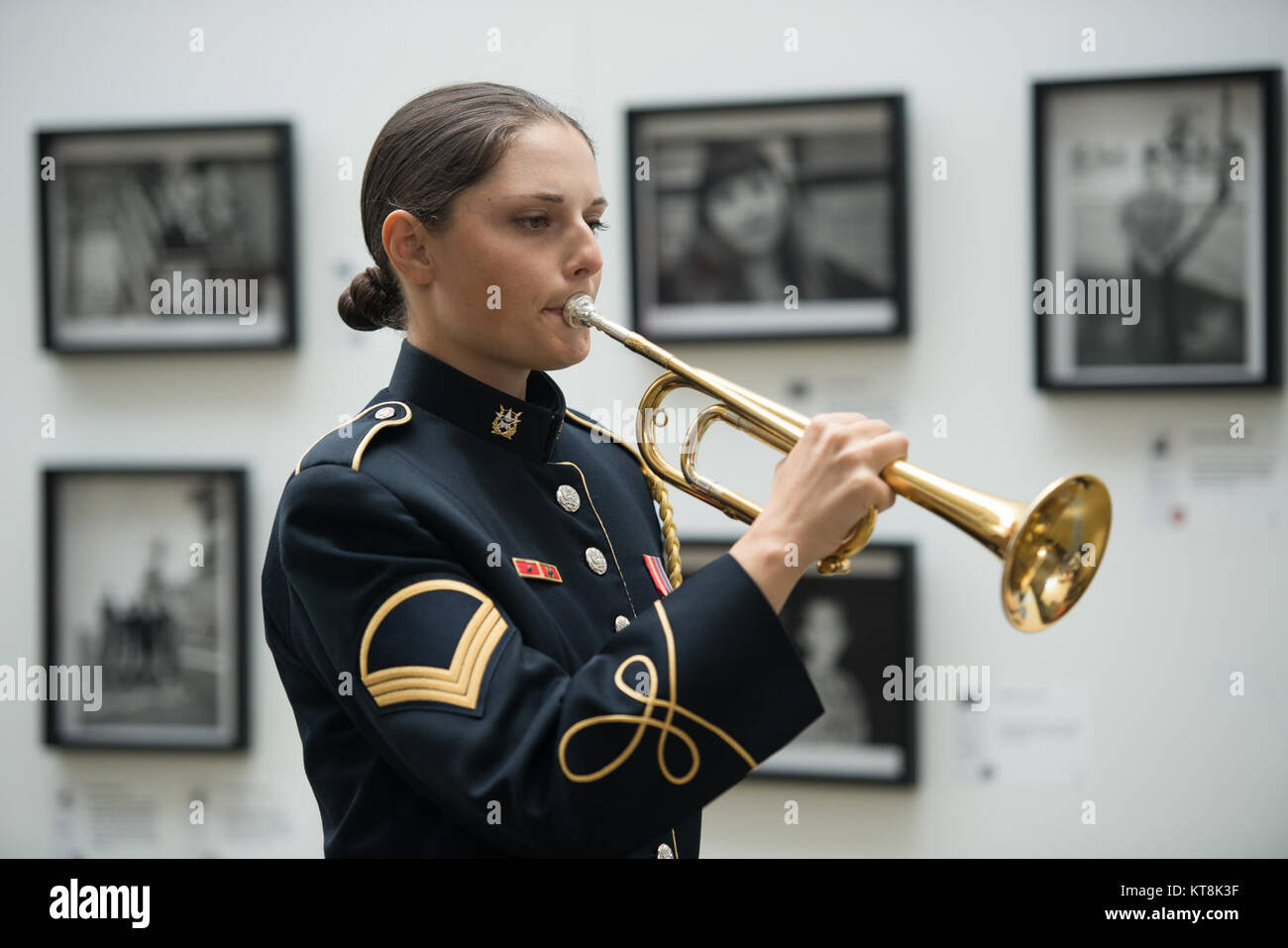 Female army doctor hi-res stock photography and images - Alamy