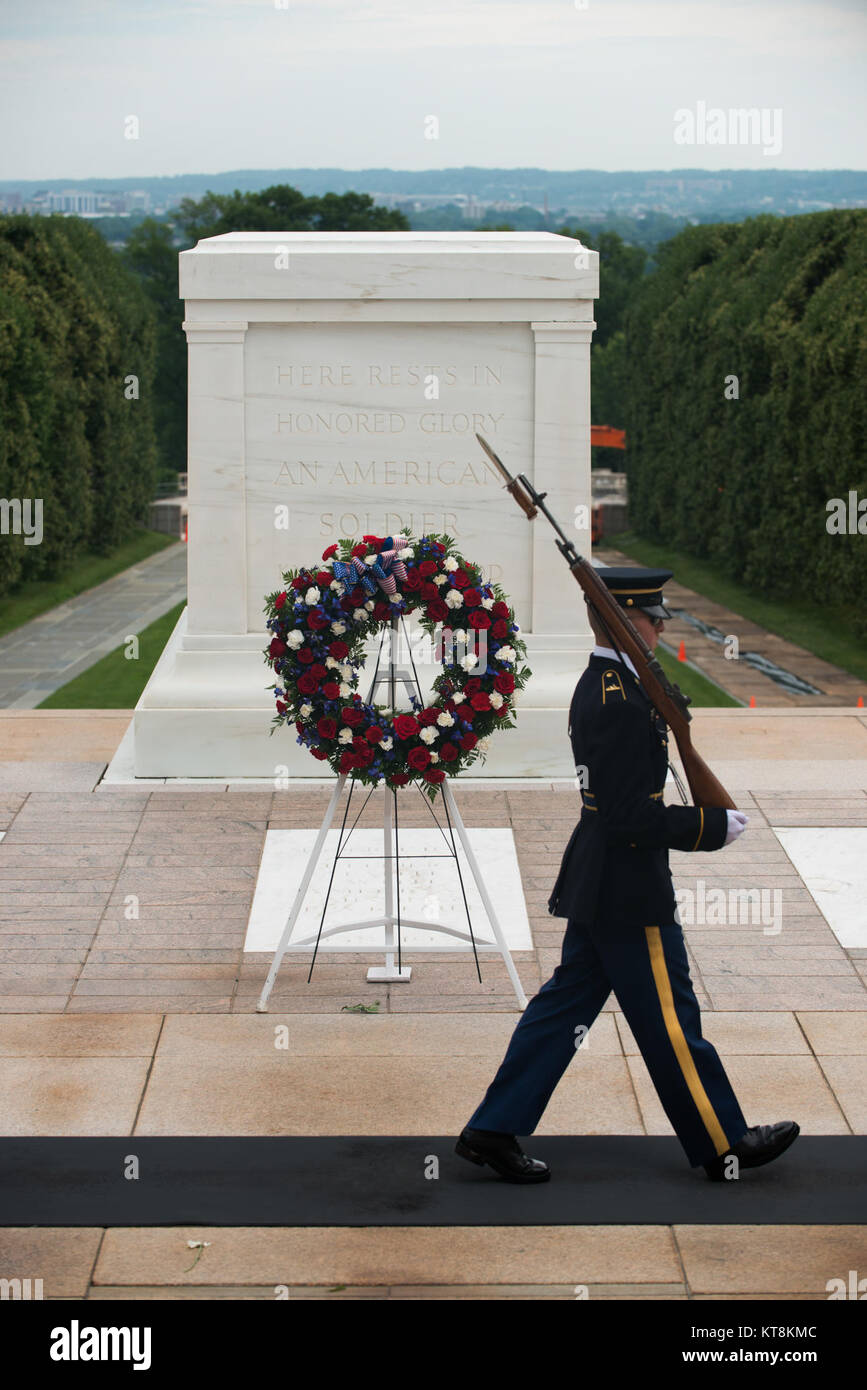 A soldier from the 3d U.S. Infantry Regiment (The Old Guard), Tomb ...