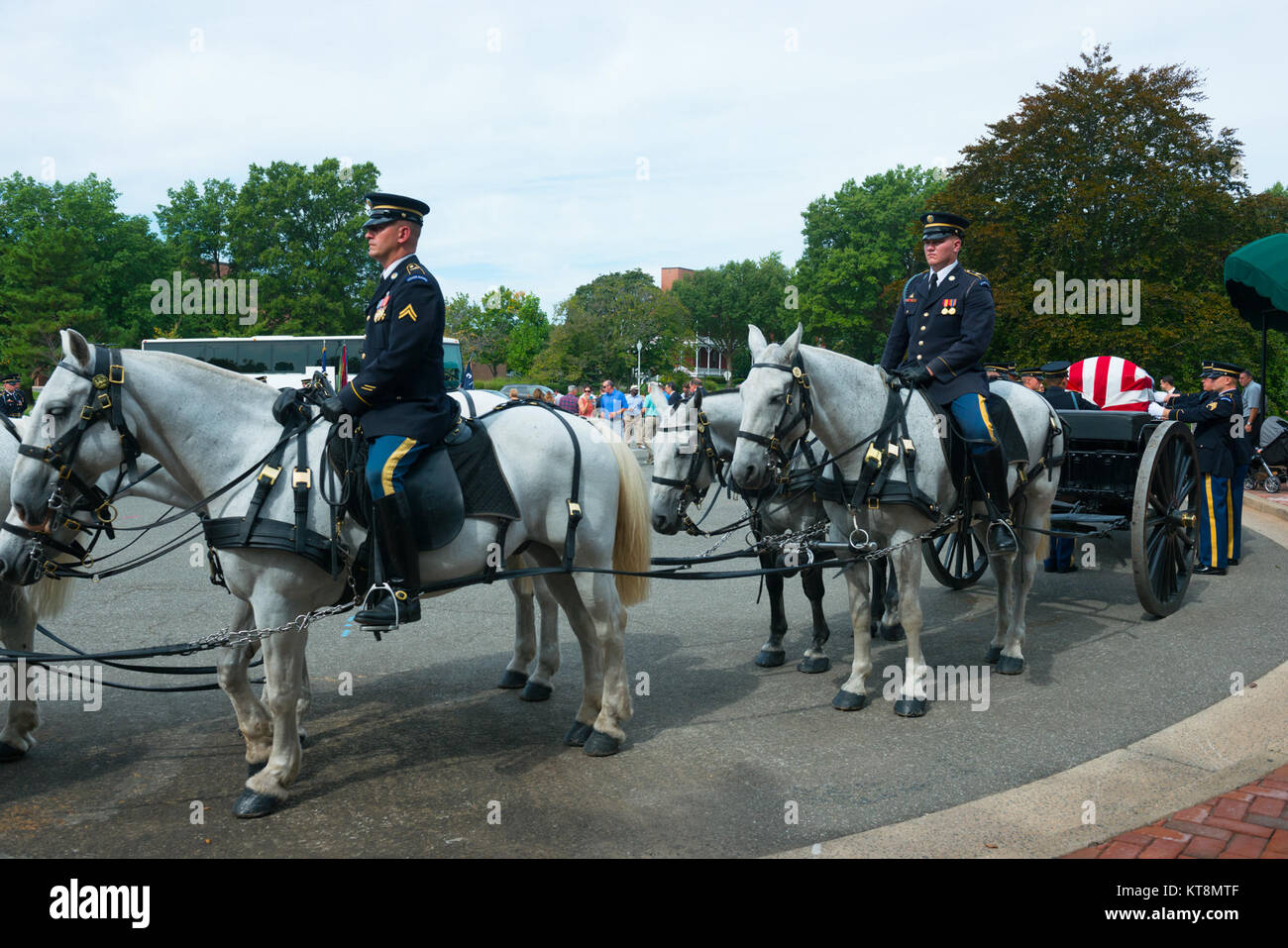 Members of the 3d U.S. Infantry Regiment (The Old Guard) Caisson ...