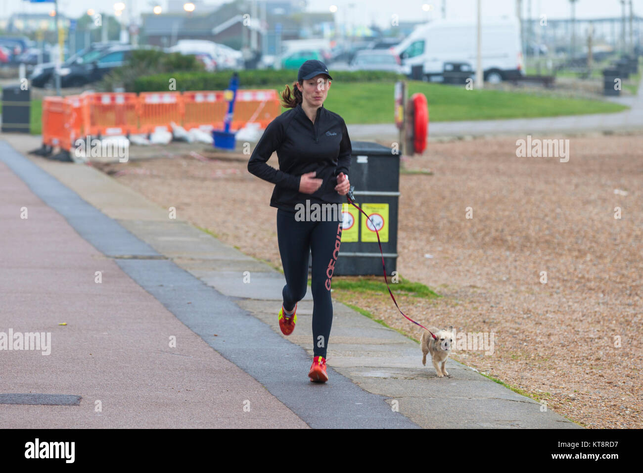 Hastings, East Sussex, UK. 22nd December 2017. A female runner and her ...
