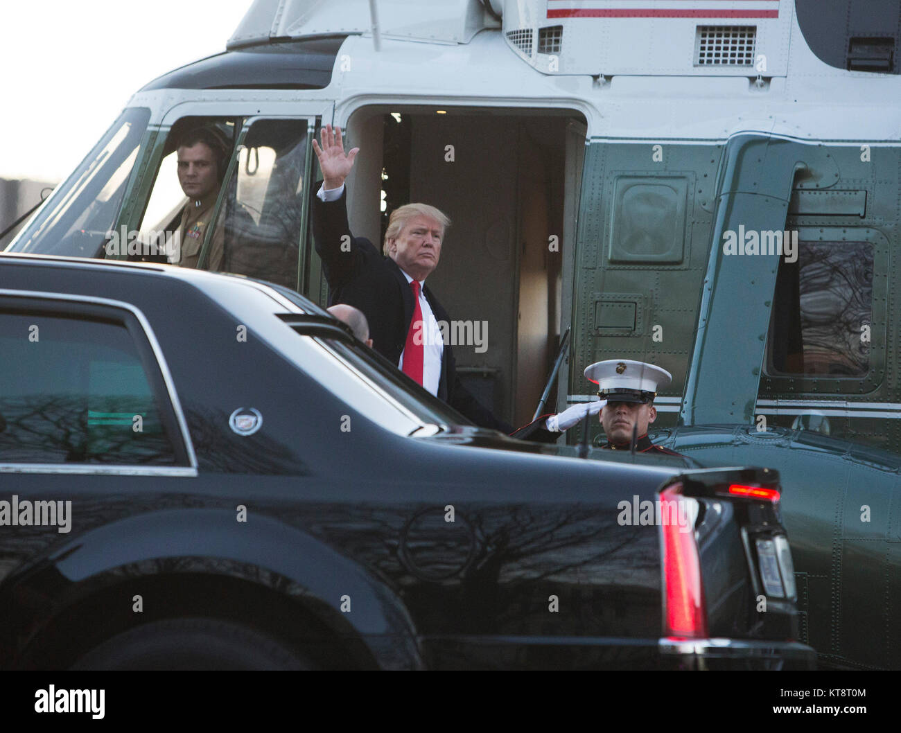 Trump marine one waves hi-res stock photography and images - Alamy