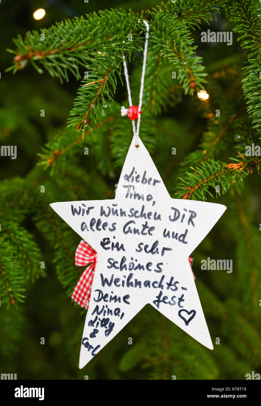 Beeskow, Germany. 21st Dec, 2017. A star with a personal message hangs ...