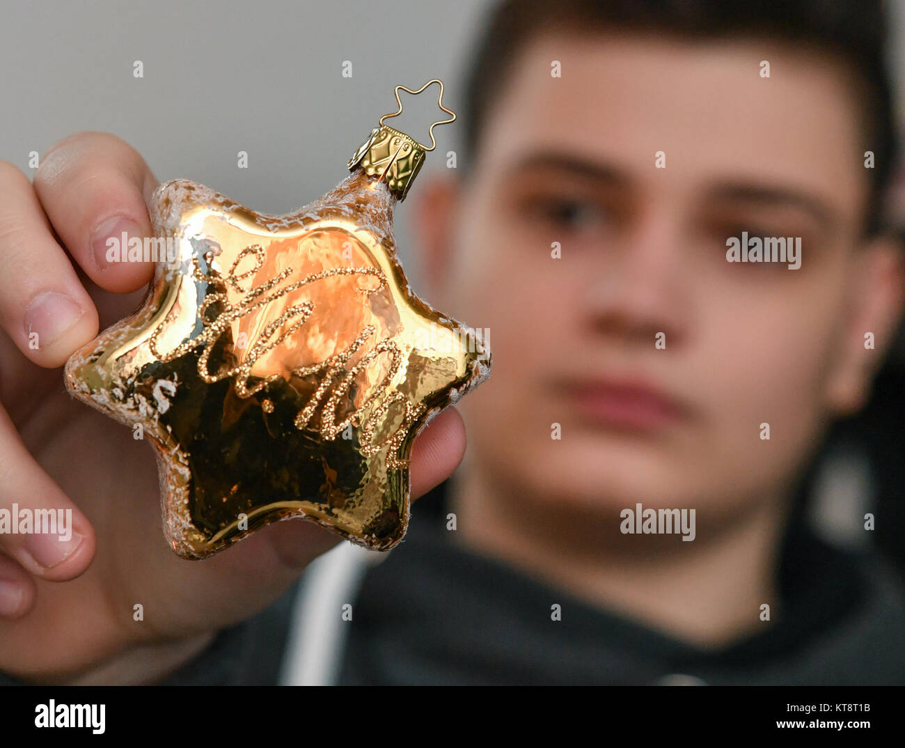 Beeskow, Germany. 21st Dec, 2017. 15-year-old Timo Wagener holds up a ...