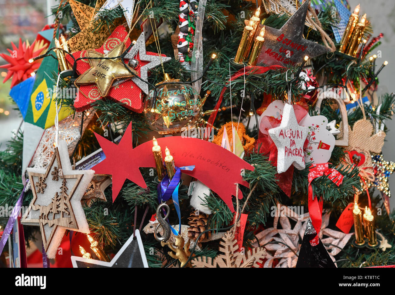 Beeskow, Germany. 21st Dec, 2017. Stars from all over the world ...