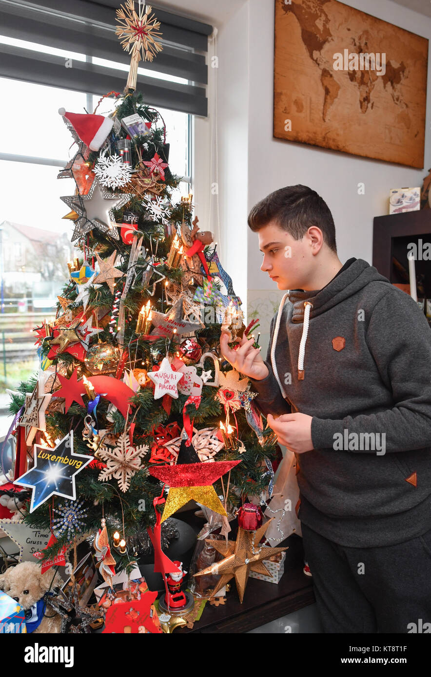 Beeskow, Germany. 21st Dec, 2017. 15-year-old Timo Wagener decorates a ...