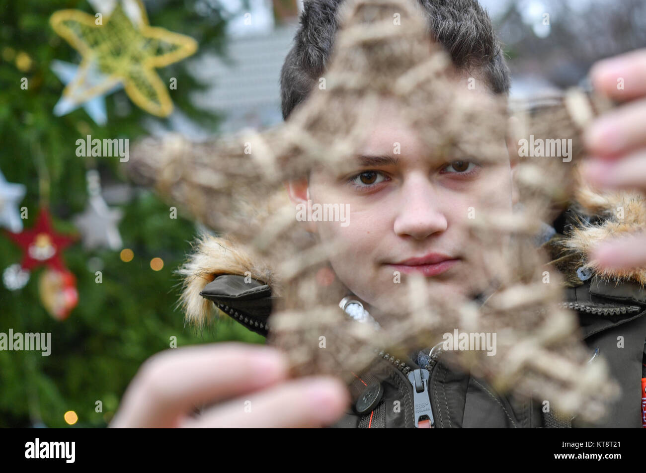 Beeskow, Germany. 21st Dec, 2017. 15-year-old Timo Wagener looks ...