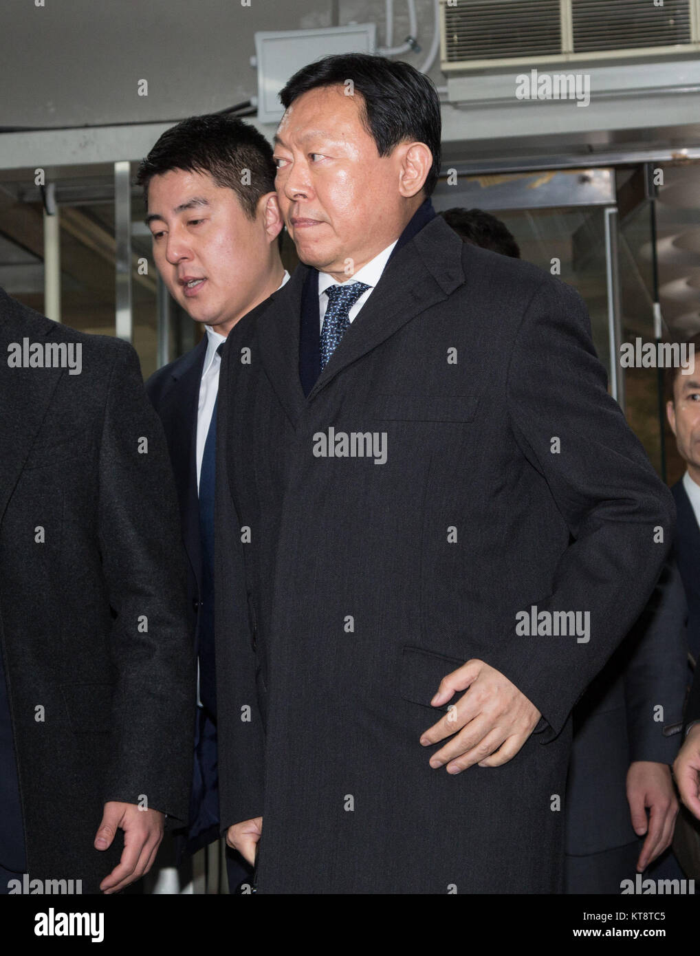 Seoul, South Korea. 22nd Dec, 2017. Chairman Shin Dong-bin (R) of Lotte ...
