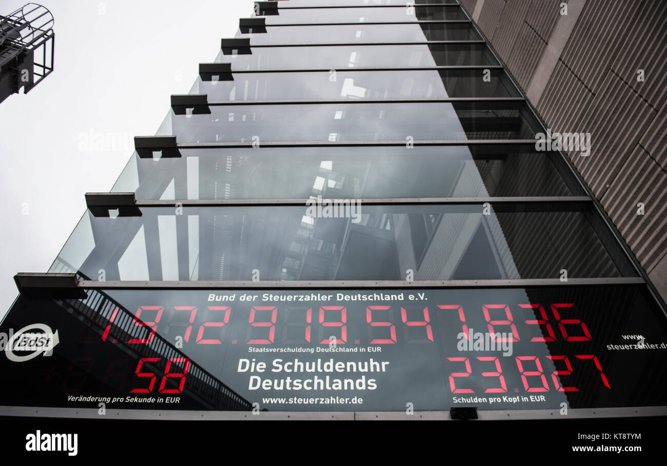 The public debt clock of the German Taxpayers' Association counts debt ...