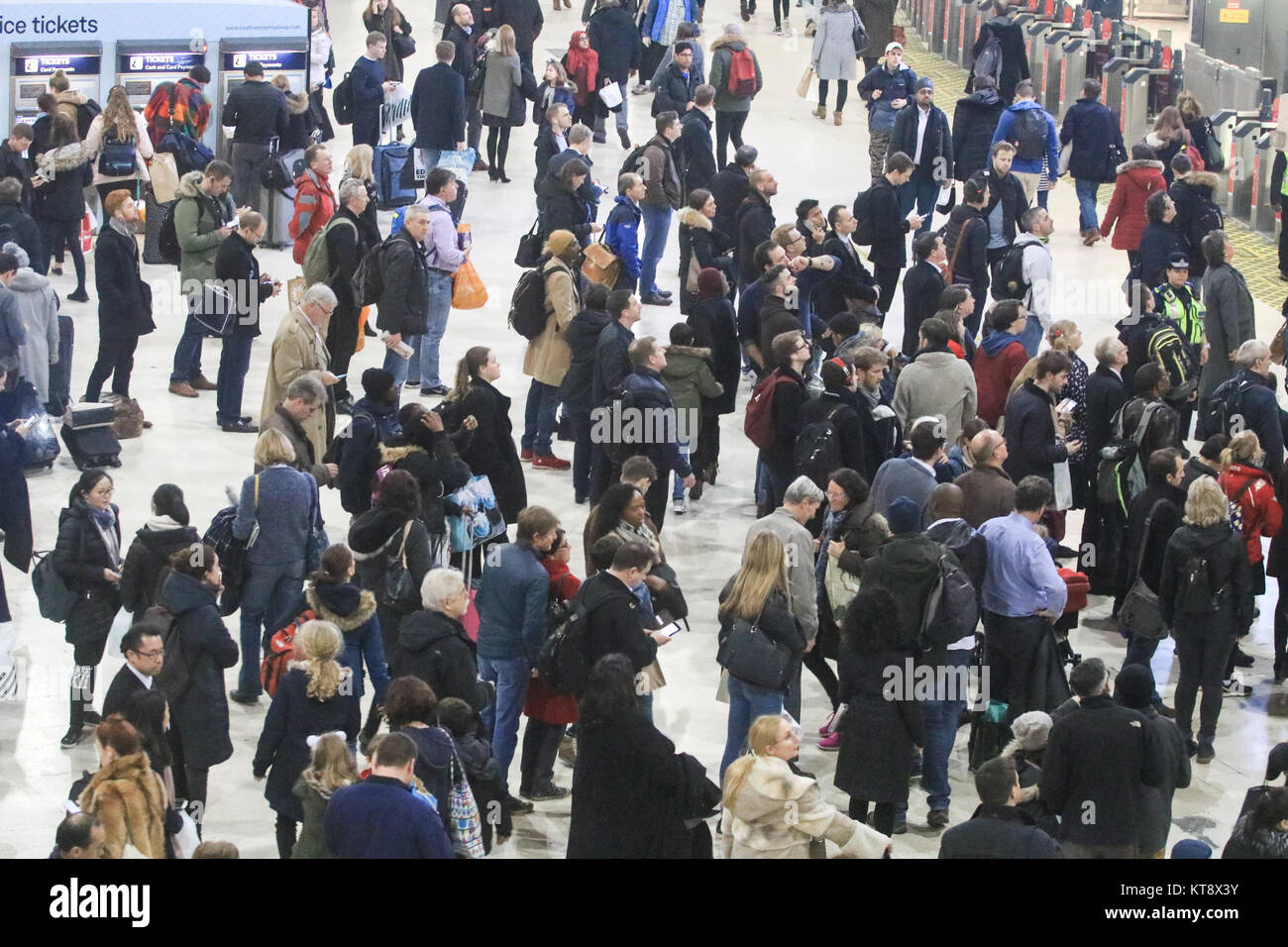 London, UK. 22nd Dec, 2017. Thousands of commuters pack the concourse ...