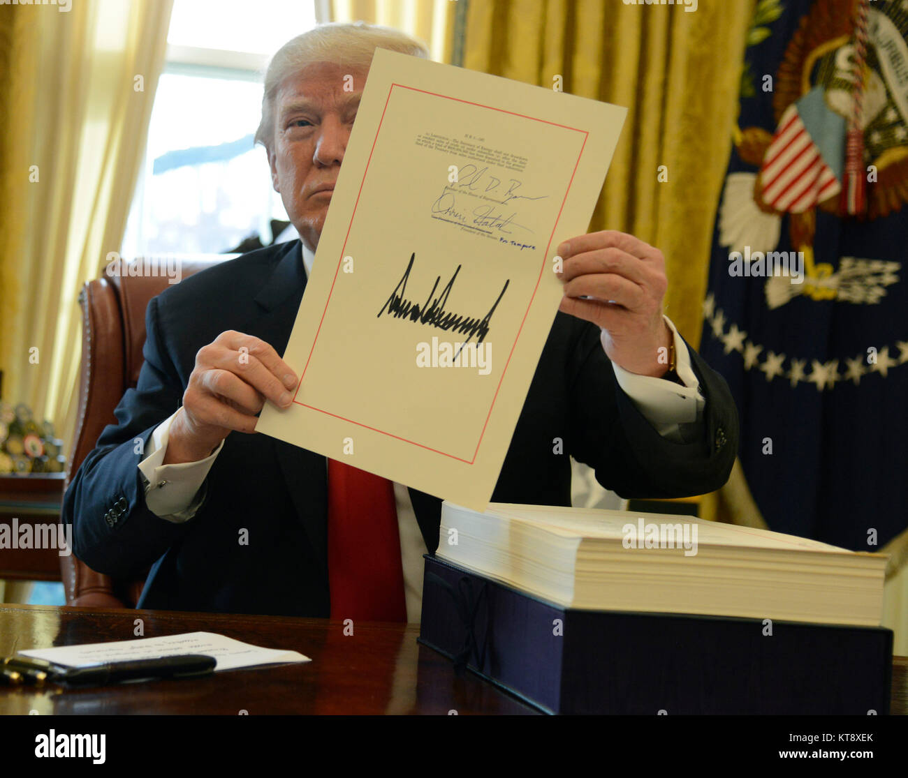 Donald j trump signature hi-res stock photography and images - Alamy
