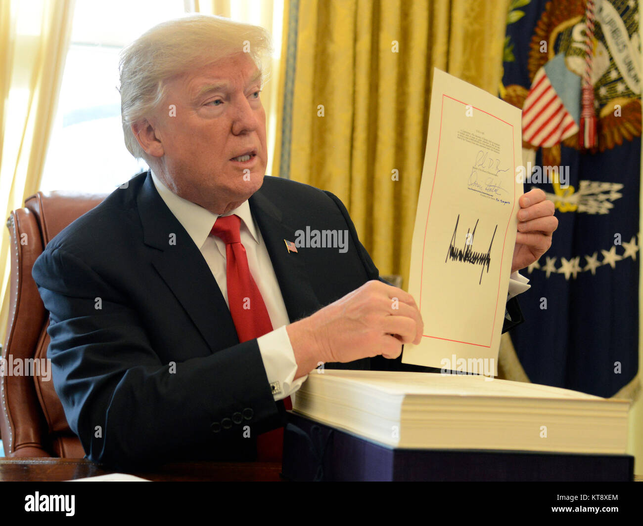 Donald trump oval office desk hi-res stock photography and images - Alamy