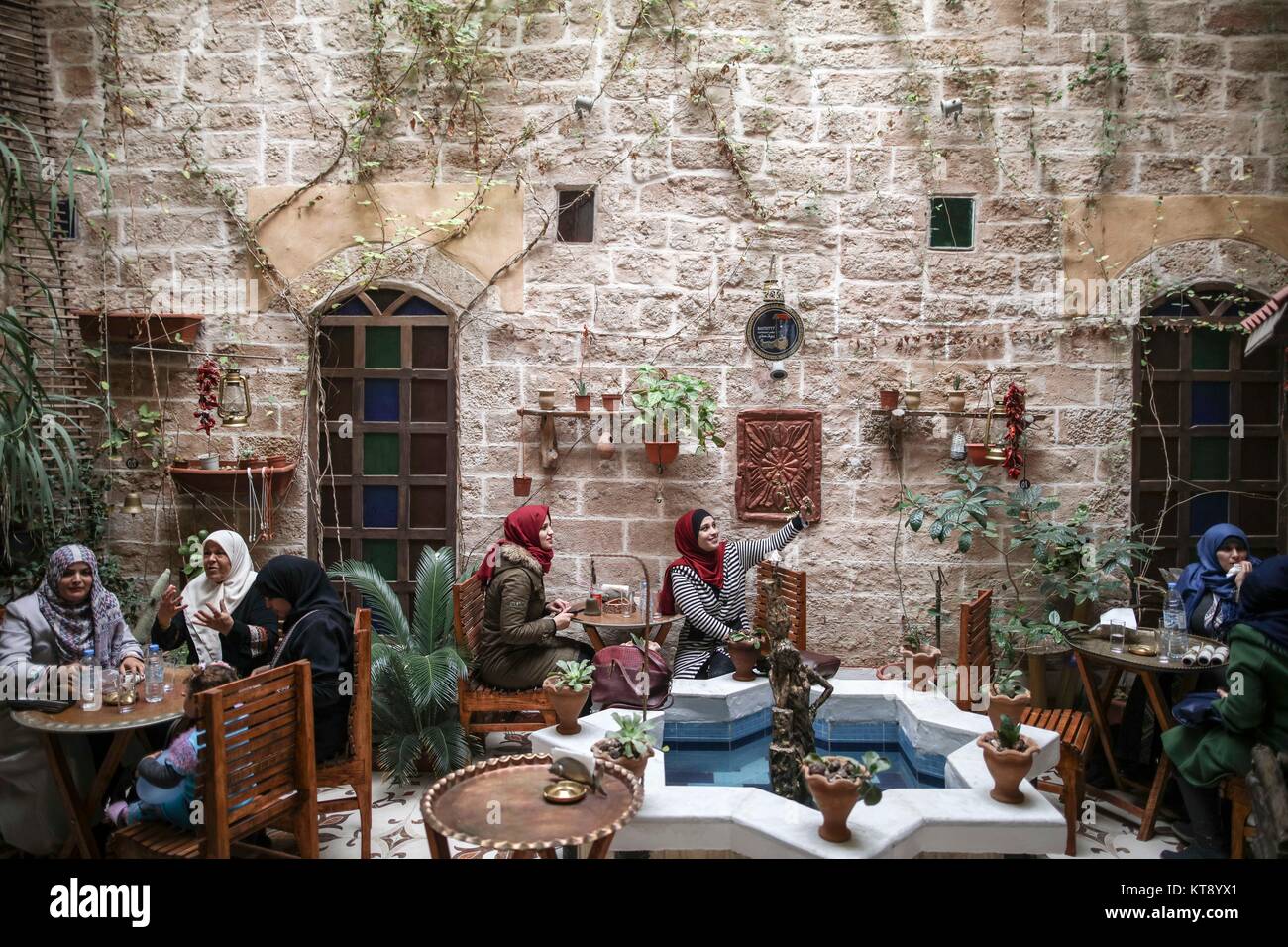 Gaza. 20th Dec, 2017. Palestinians enjoy their time at the Bait Sitty ...