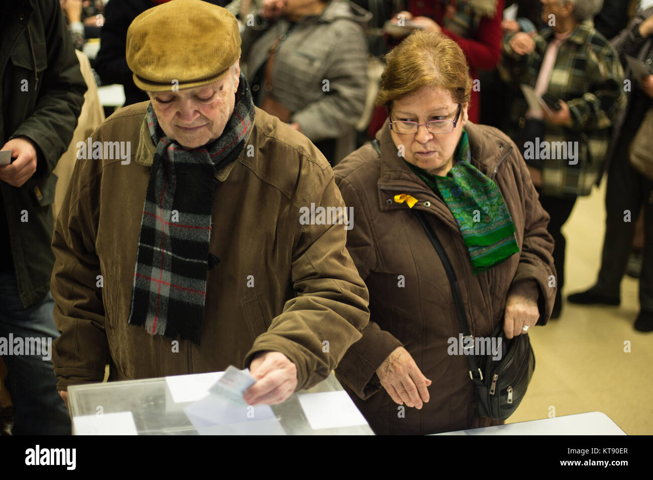 Old people voting hi-res stock photography and images - Alamy
