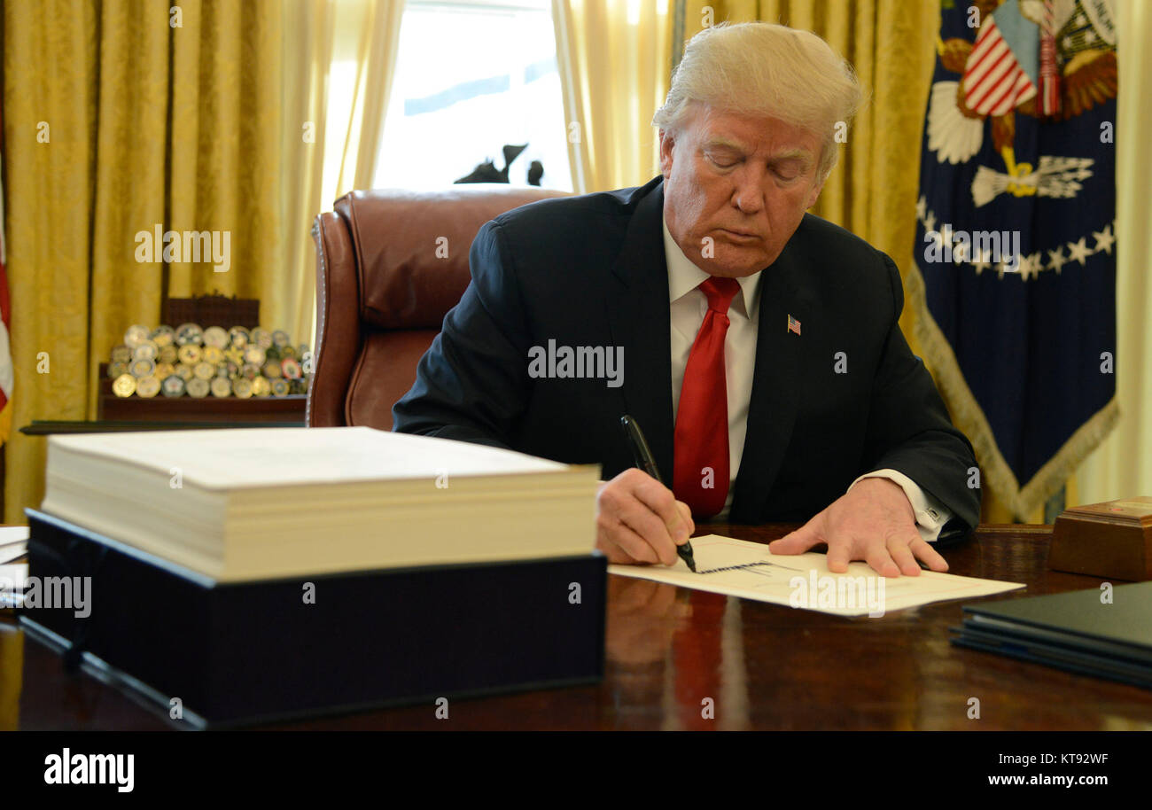 Donald trump oval office desk hi-res stock photography and images - Alamy