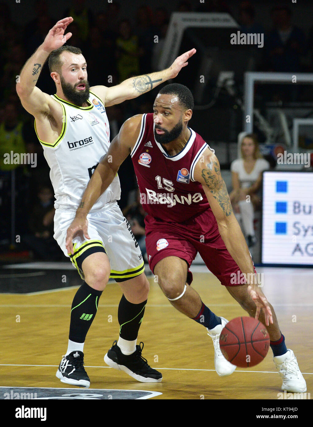 Bayreuth, Germany. 22nd Dec, 2017. Bayern's Reggie Redding (r) and ...