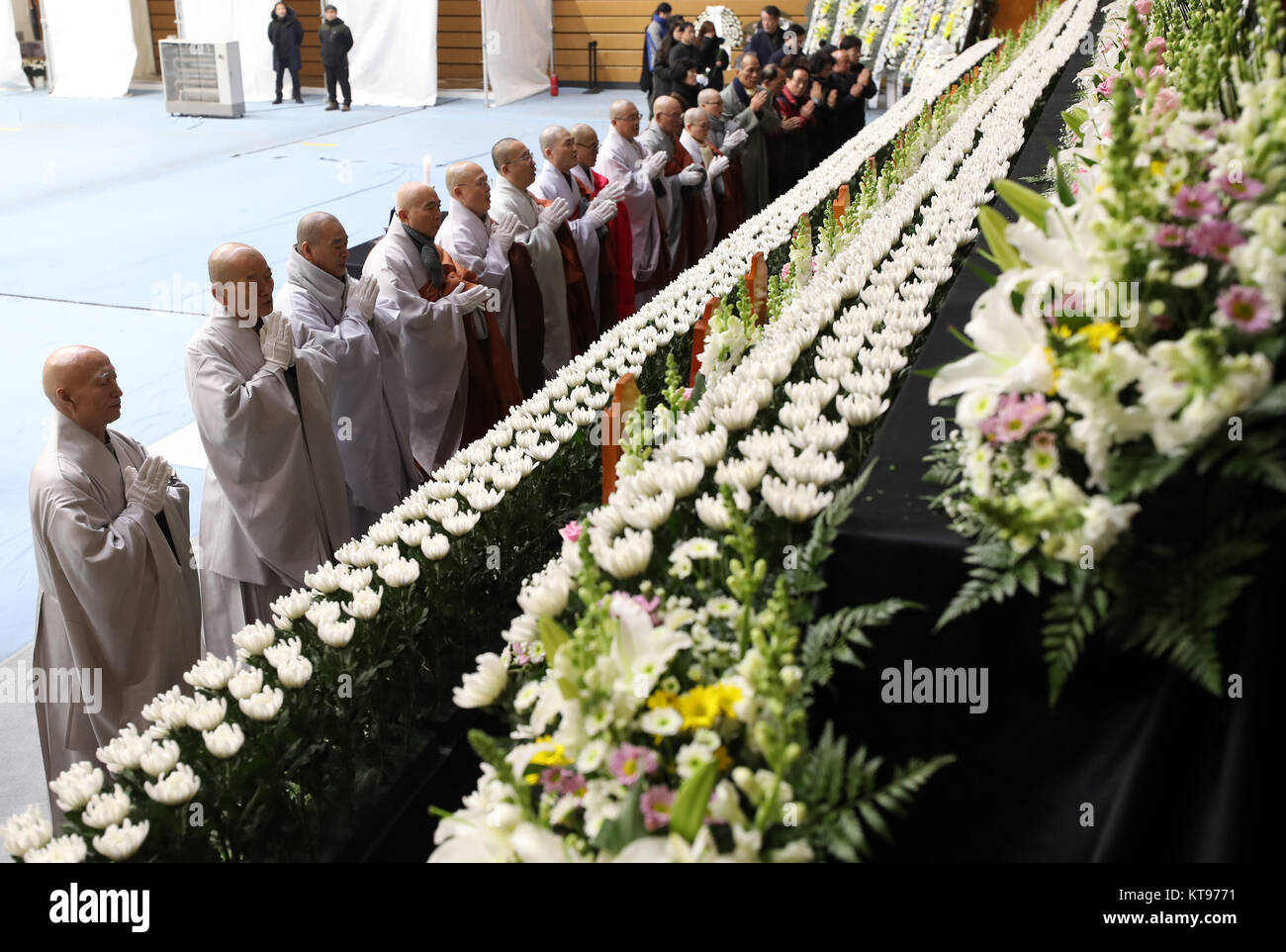 Jecheon, Korea. 24th Dec, 2017. 24th Dec, 2017. Prayers for fire ...