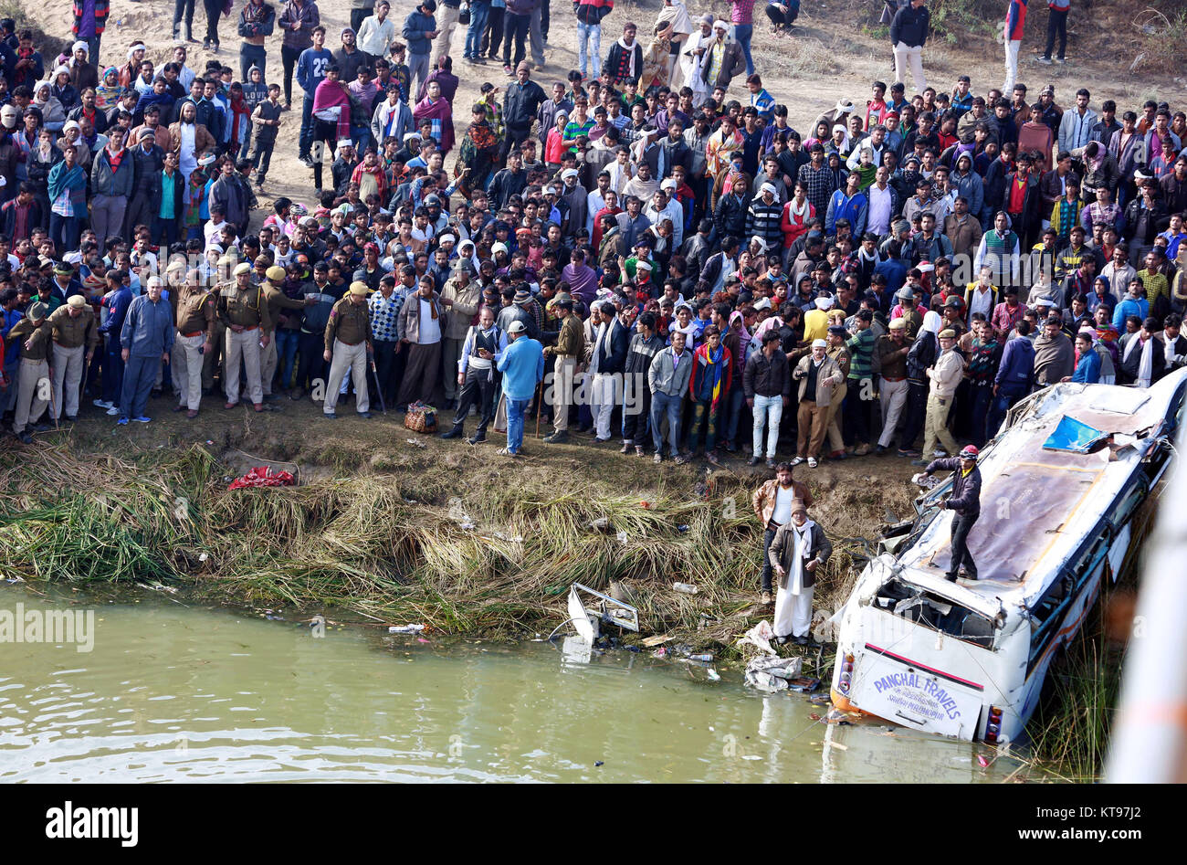 Bus accident river hi-res stock photography and images - Alamy