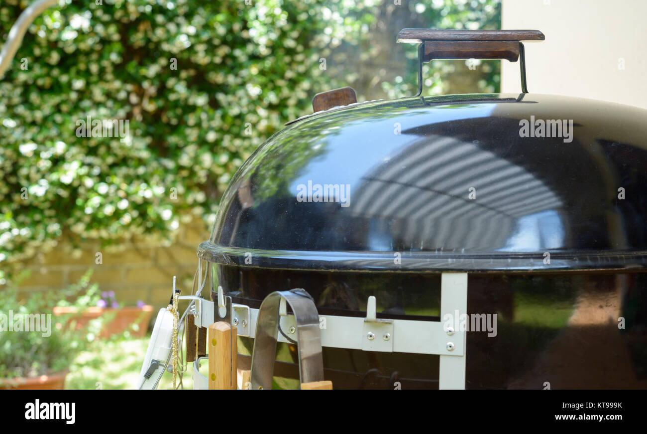 Black Barbecue closed Stock Photo - Alamy