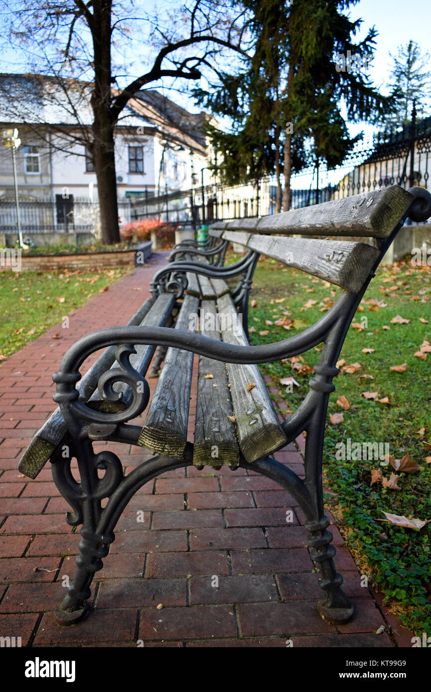 park bench perspective in park in the morning Stock Photo - Alamy