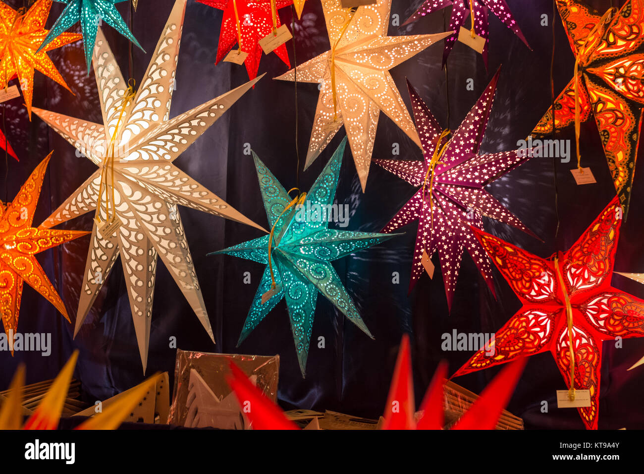 Different colored Christmas stars at a Christmas market close up Stock ...