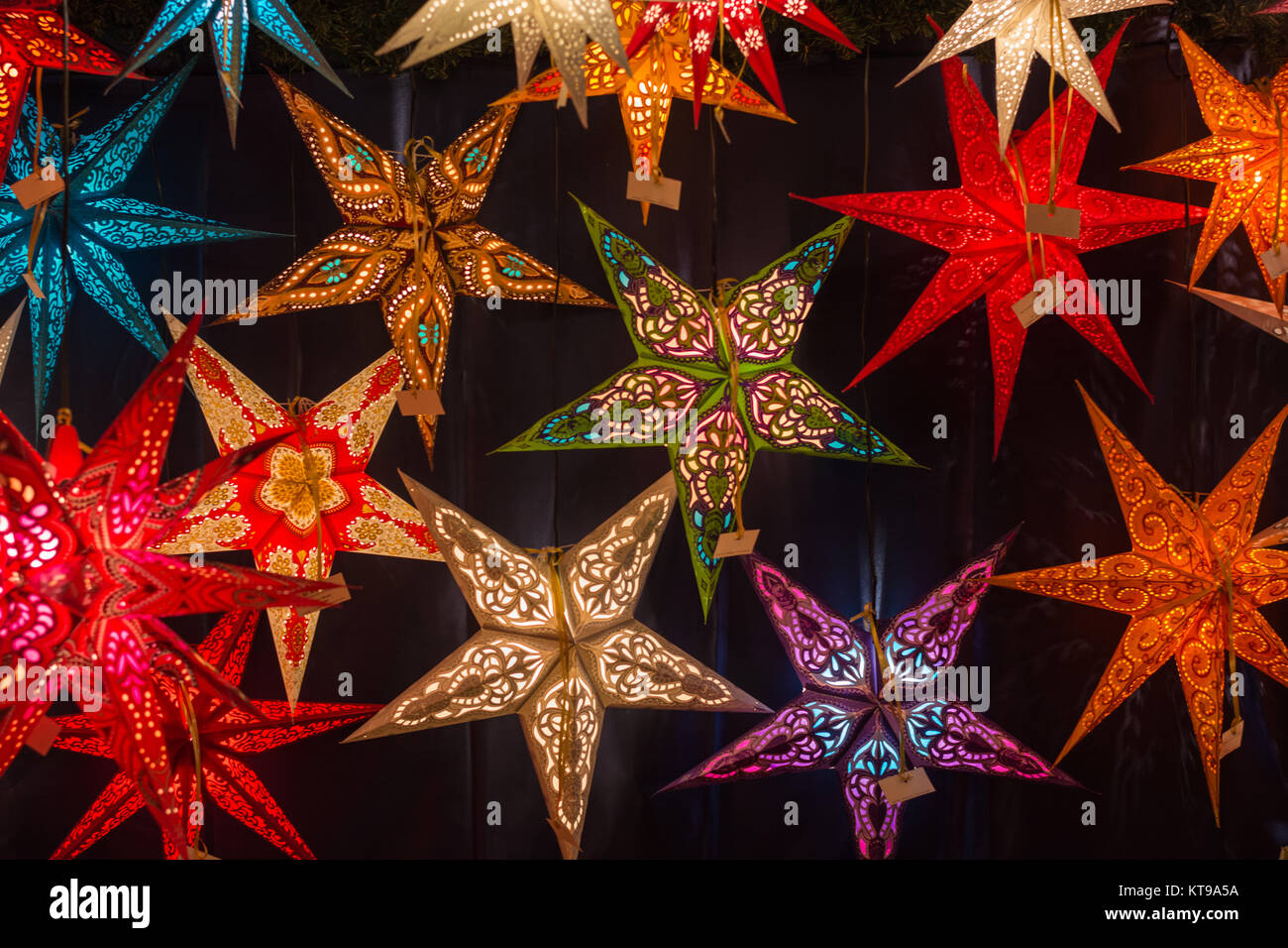 Different colored Christmas stars at a Christmas market close up Stock ...