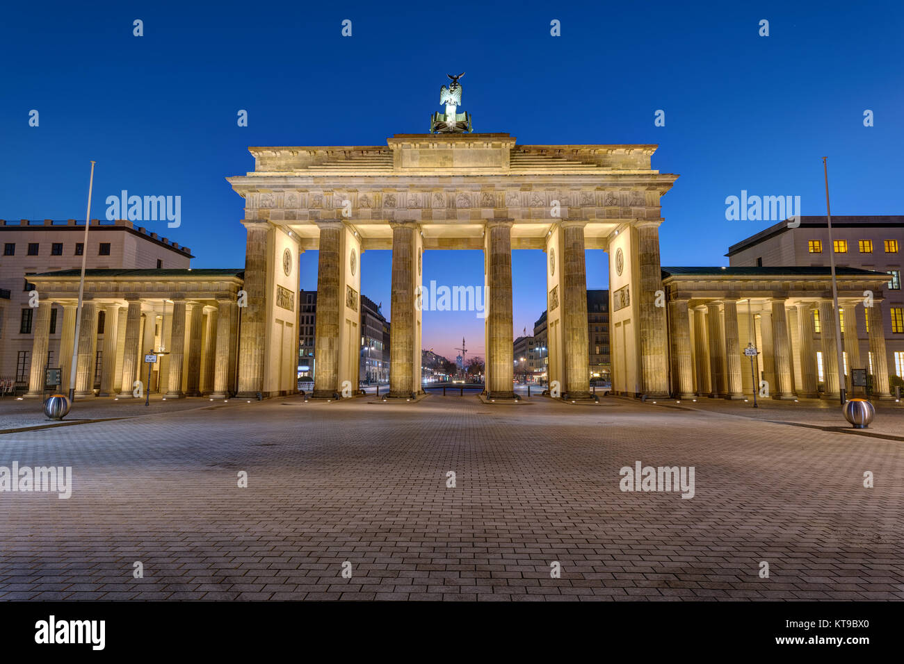 the back of the brandenburg gate in berlin before sunrise Stock Photo ...