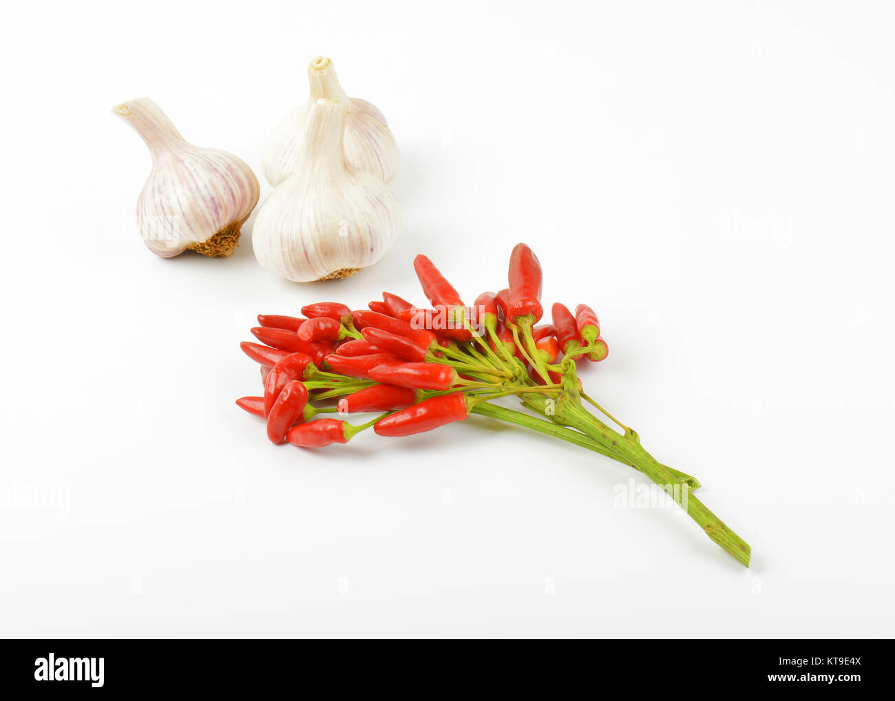 Red chilli peppers and garlic bulbs hi-res stock photography and images ...
