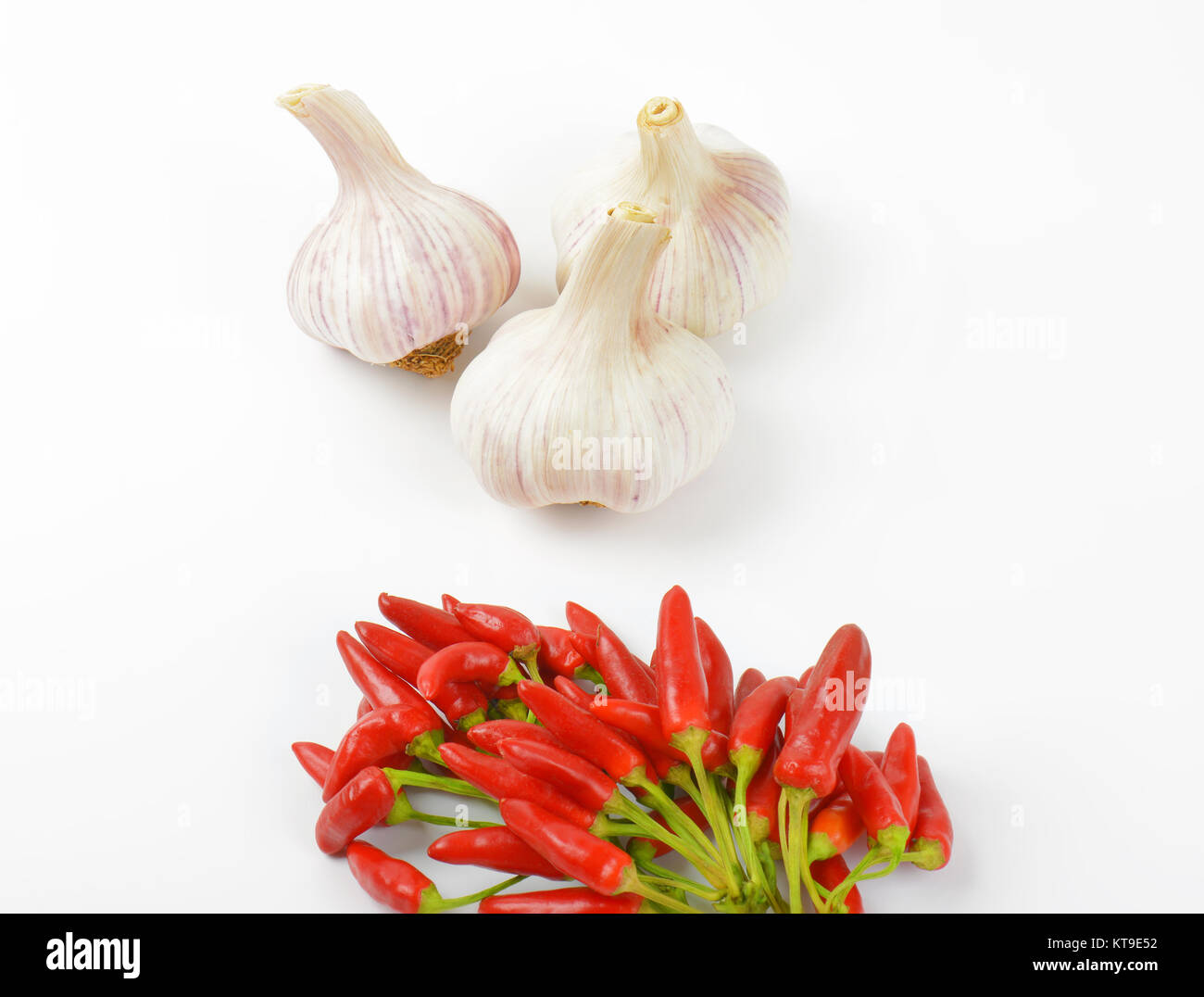 Red chilli peppers and garlic bulbs hi-res stock photography and images ...