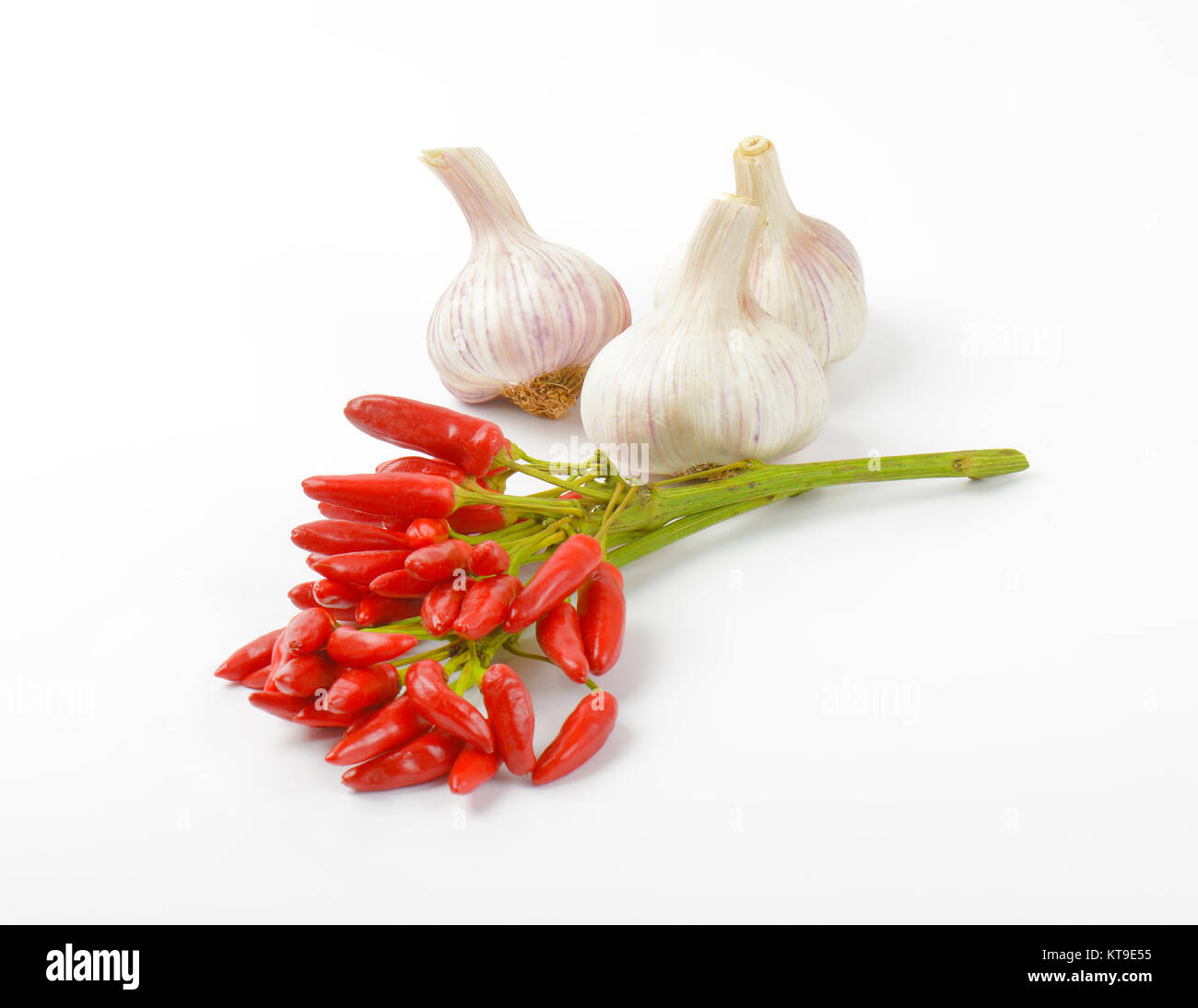 Red chilli peppers and garlic bulbs hi-res stock photography and images ...