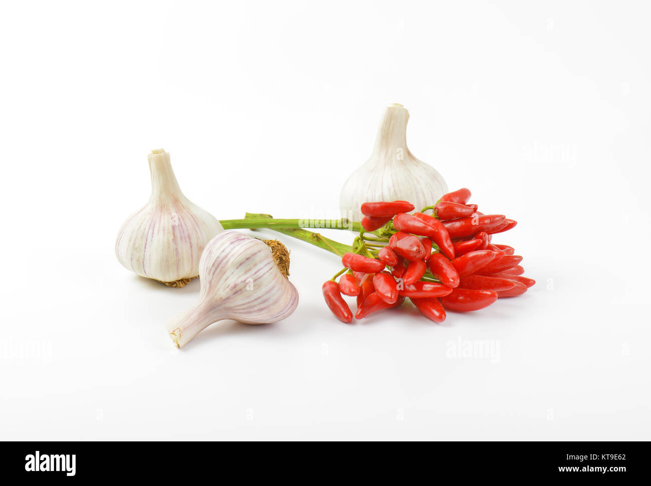 Red chilli peppers and garlic bulbs hi-res stock photography and images ...