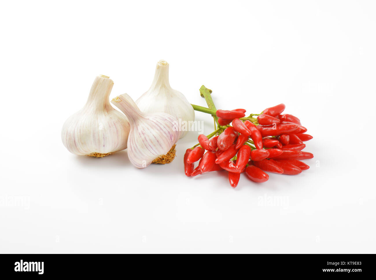 Chilli peppers and garlic bulbs hi-res stock photography and images - Alamy