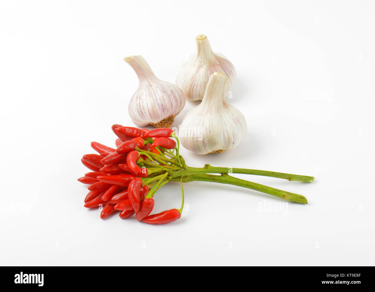 Red chilli peppers and garlic bulbs hi-res stock photography and images ...