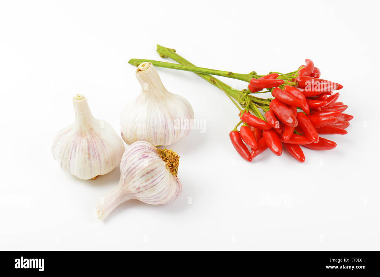 Red chilli peppers and garlic bulbs hi-res stock photography and images ...