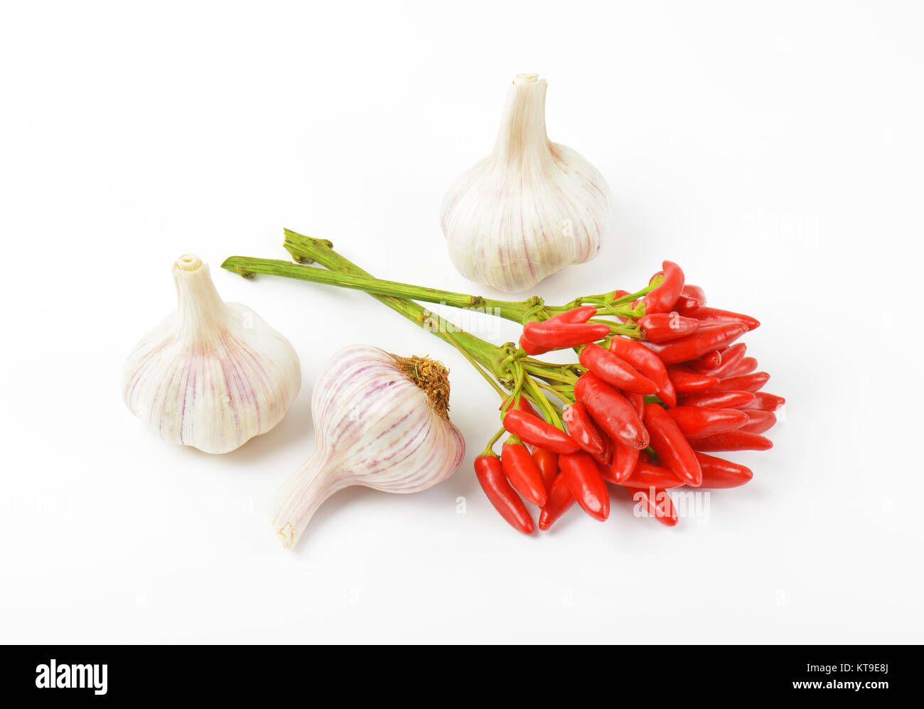 Red chilli peppers and garlic bulbs hi-res stock photography and images ...