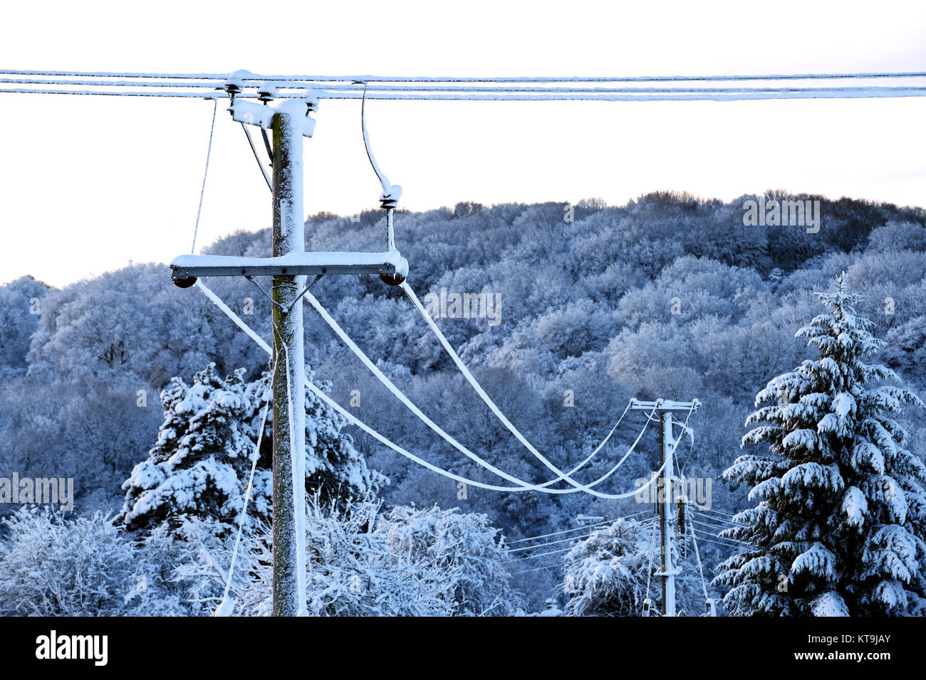 Electrical overhead line hi-res stock photography and images - Alamy