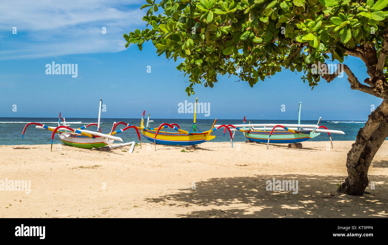 beach in bali, three boats ready to sail, sanur Stock Photo - Alamy