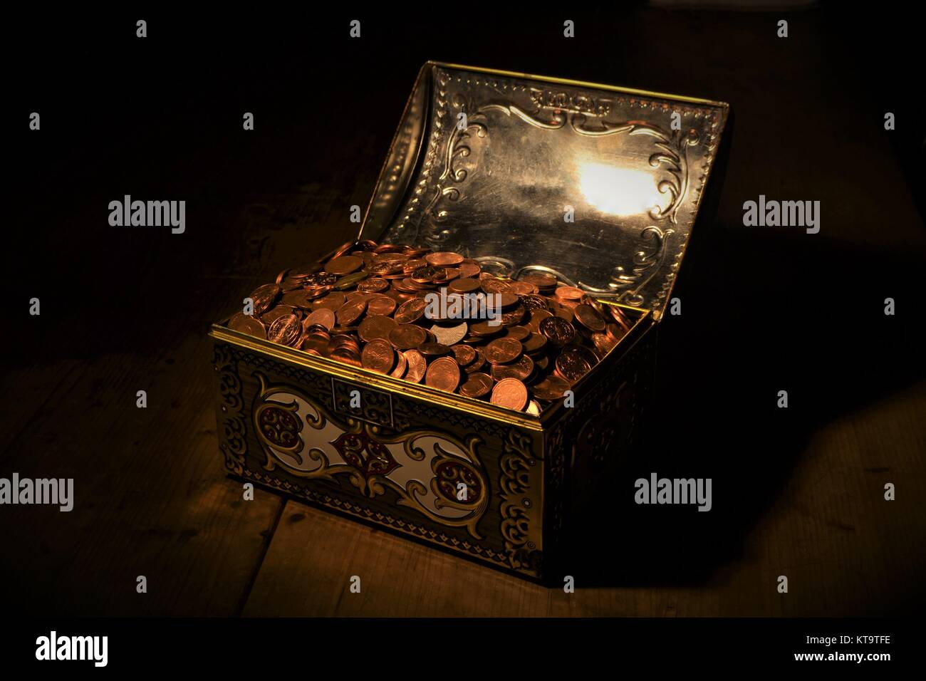 Treasure chest money hi-res stock photography and images - Alamy