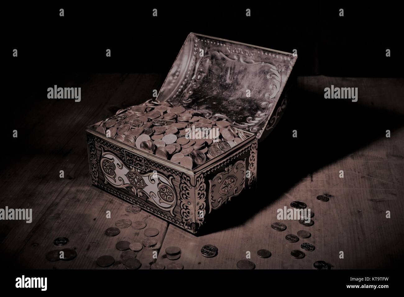 box of money Stock Photo - Alamy
