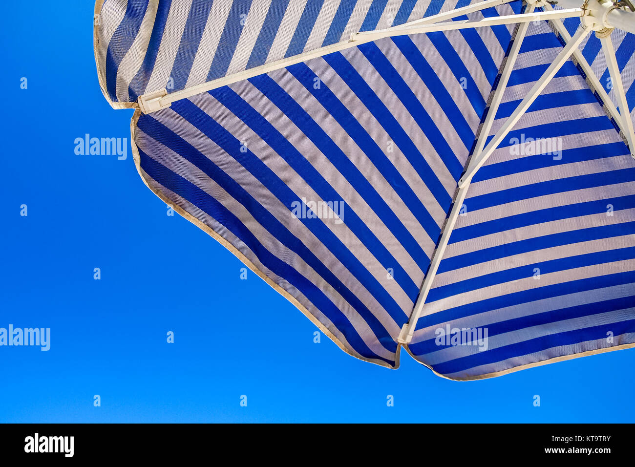 beach umbrella with blue and white stripes Stock Photo - Alamy