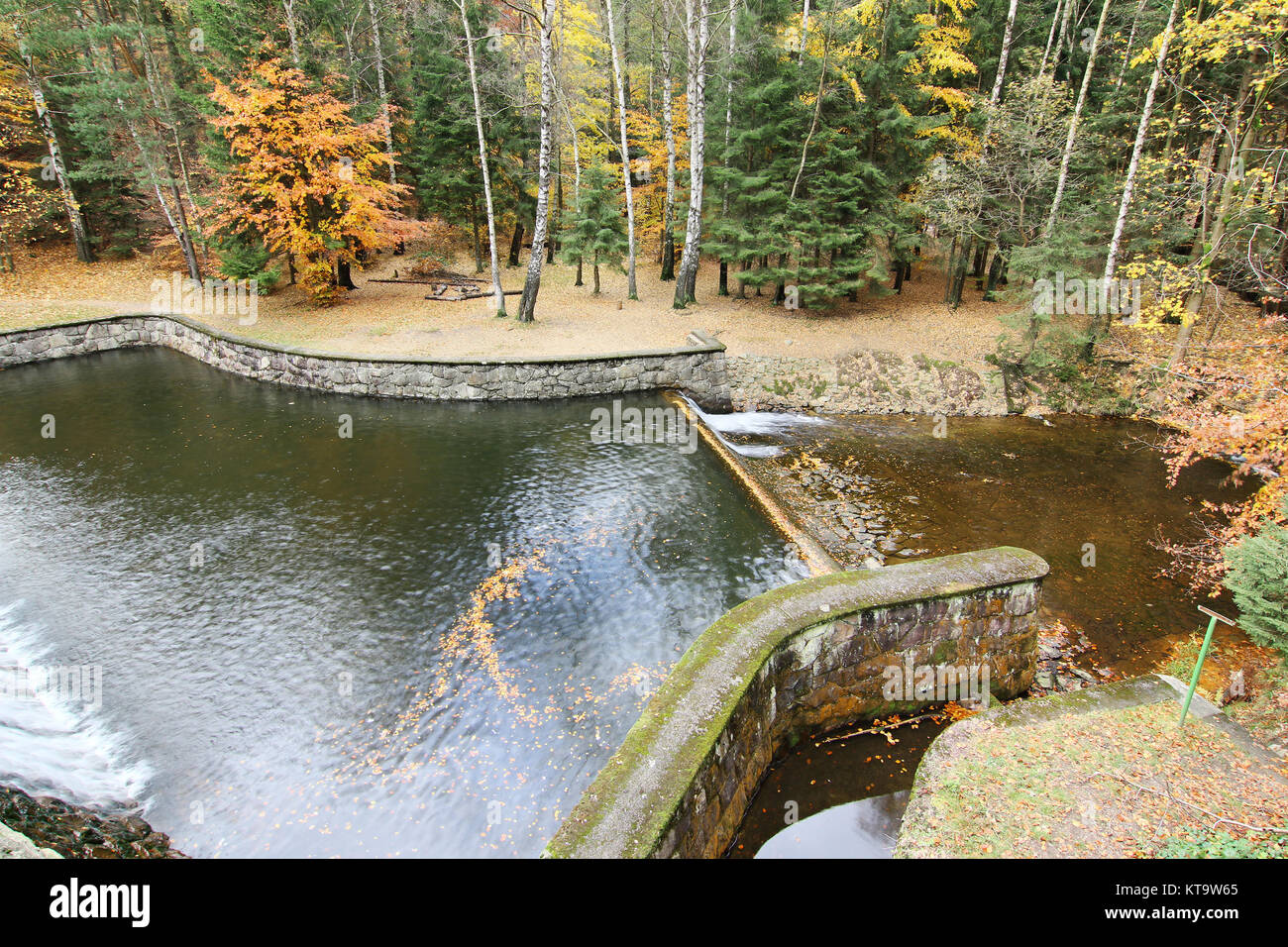 Detail of the cascade of water to spillway of the dam Stock Photo - Alamy