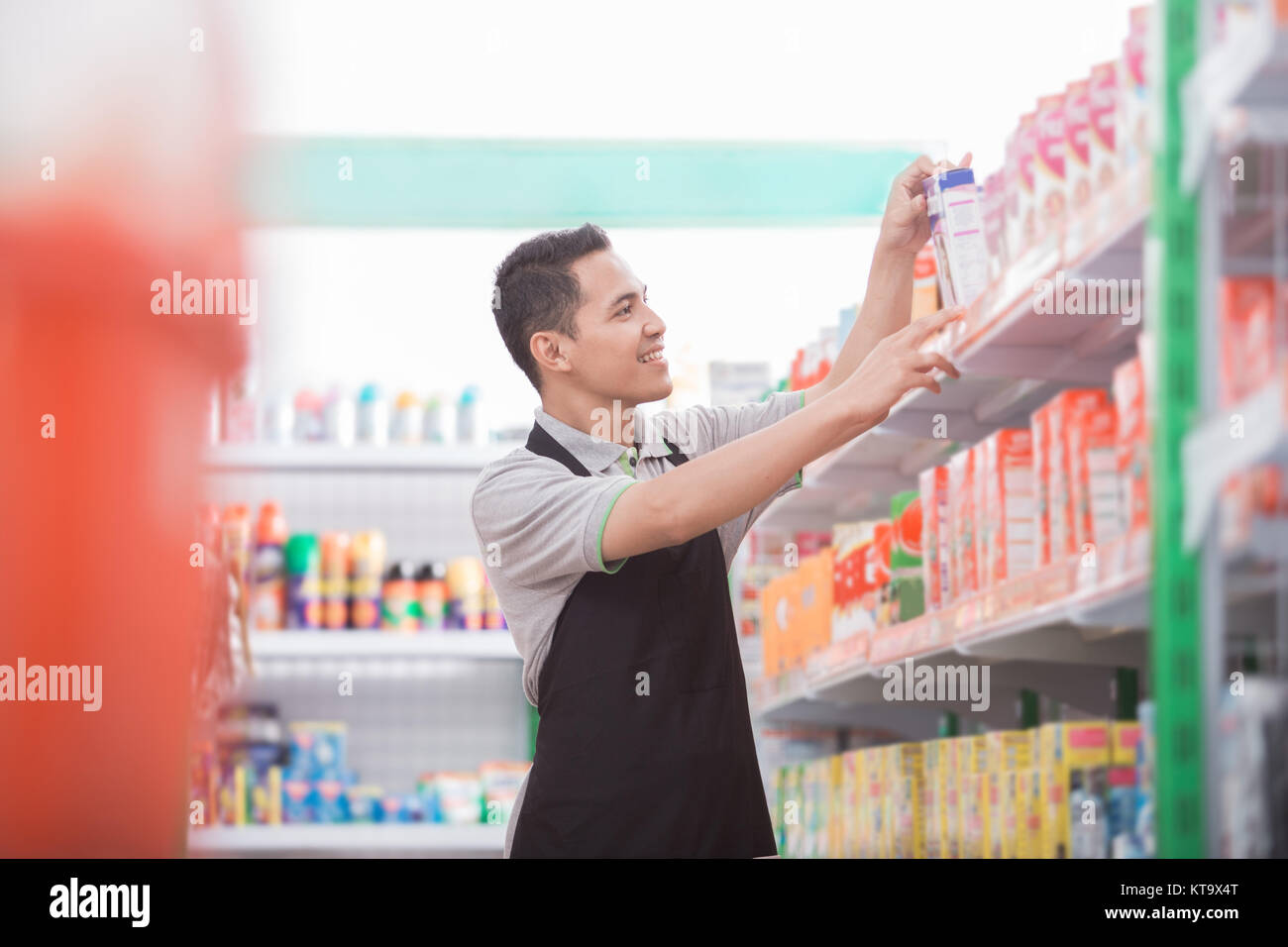 Supermarket staff busy hi-res stock photography and images - Alamy