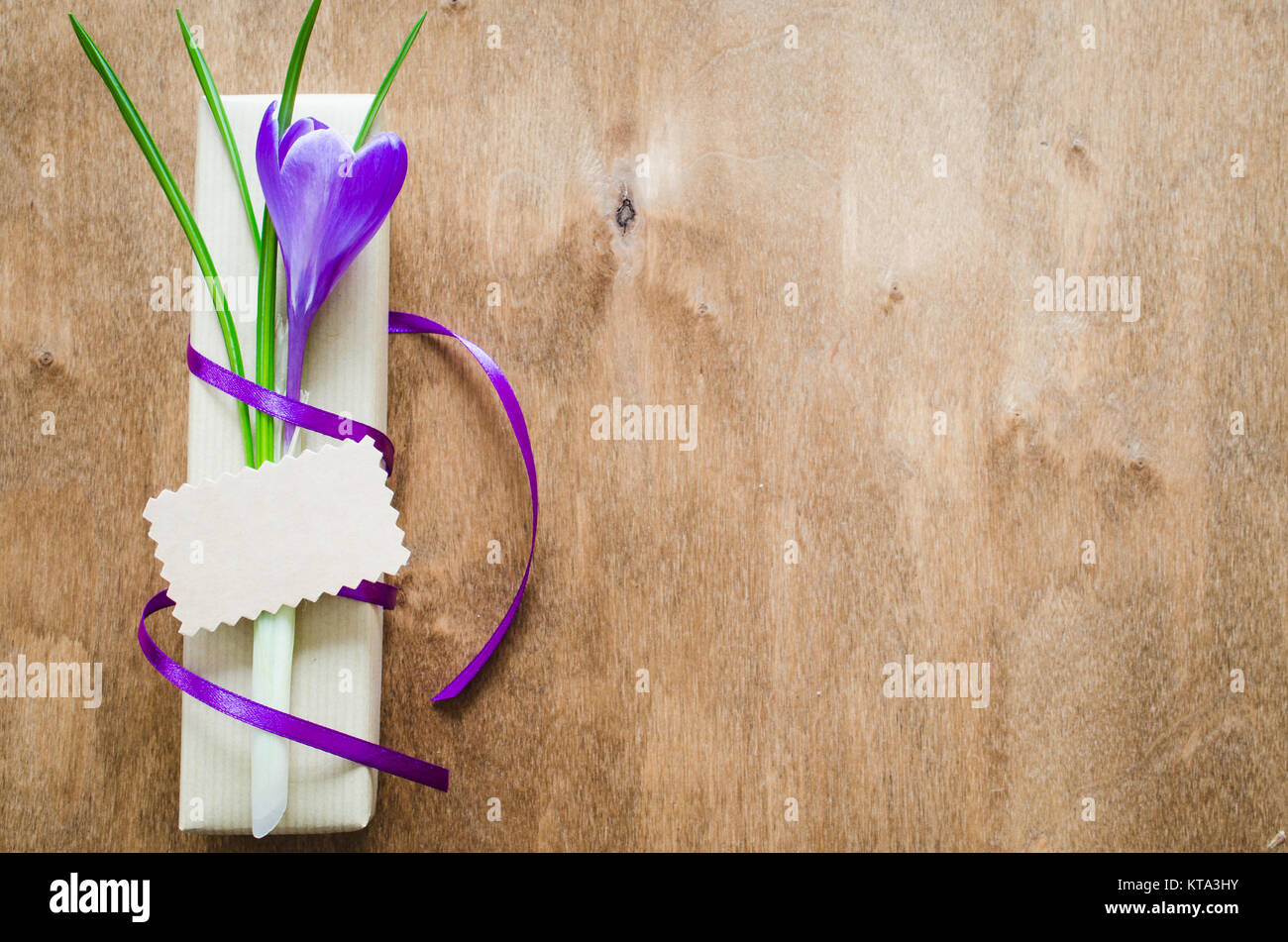 Present with fresh flower and blank note Stock Photo - Alamy