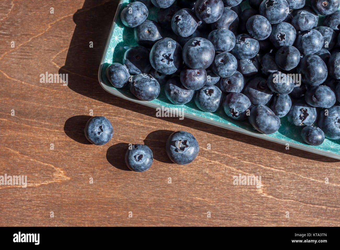 fresh big blueberries in rectangular plate Stock Photo - Alamy