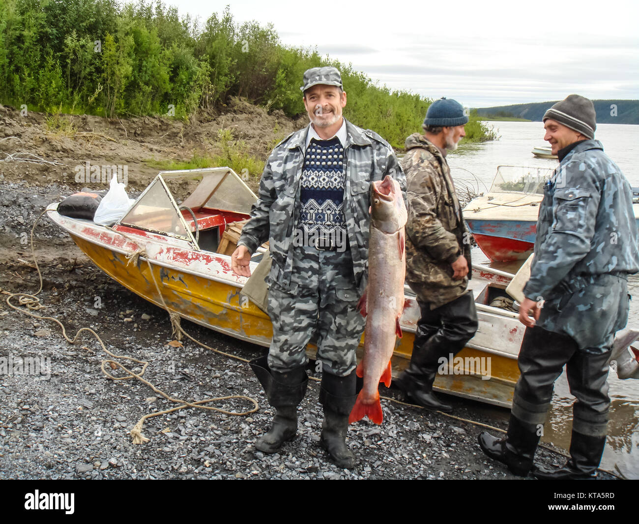 Russia fishing boat salmon not bear hi-res stock photography and images ...