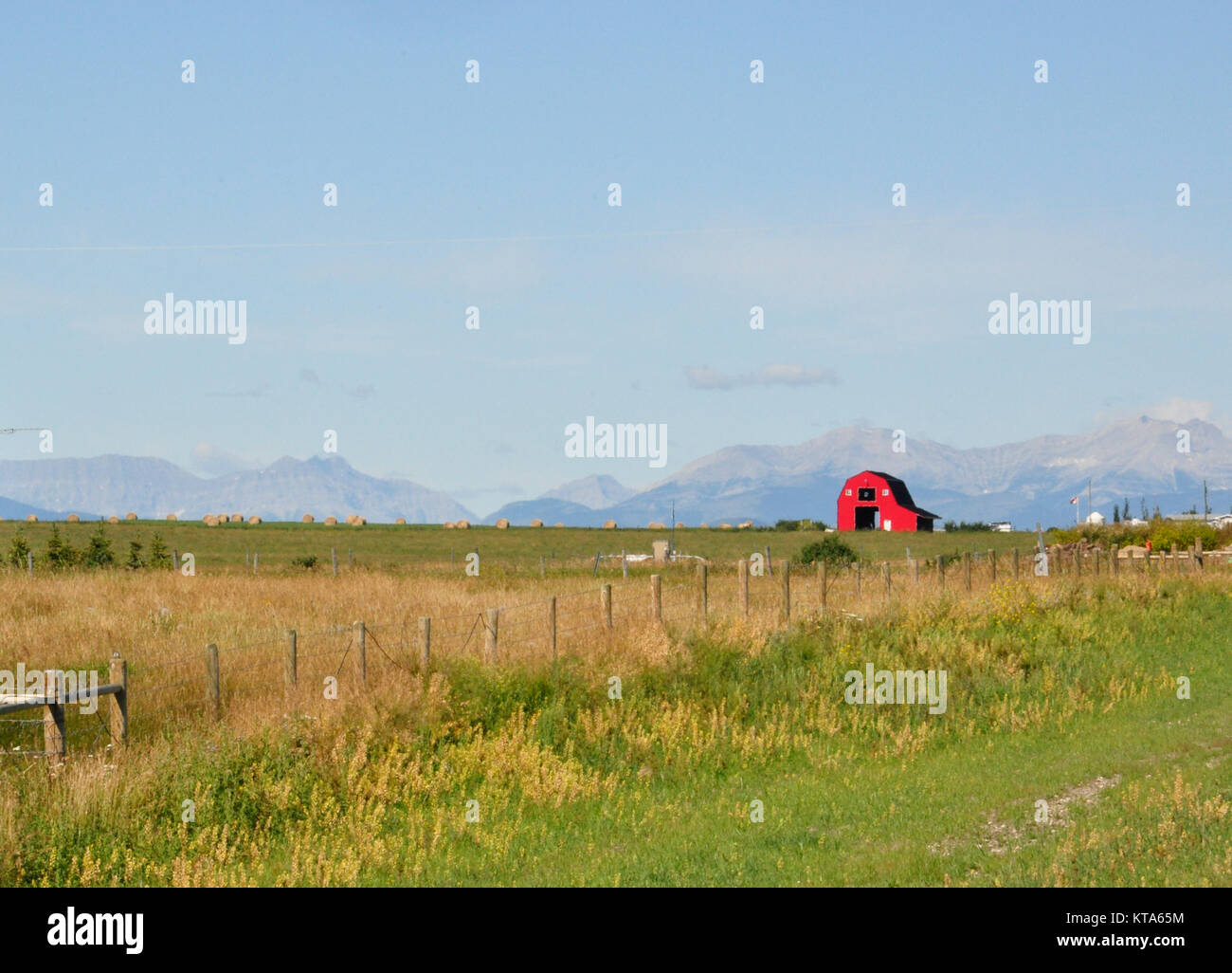Red Barn on the Prairies, Alberta Foothills south of Calgary, Alberta ...