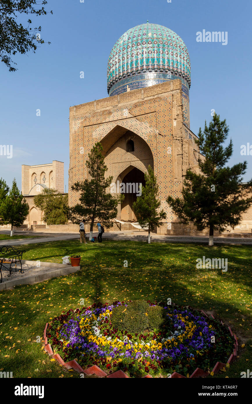 The Bibi Khanym Mosque, Samarkand, Uzbekistan Stock Photo - Alamy
