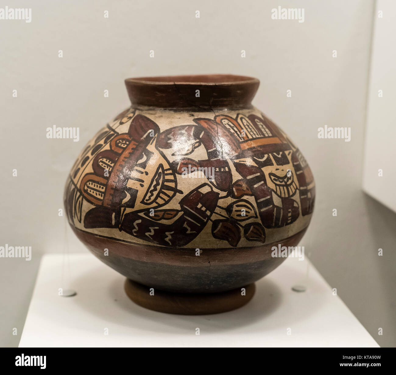 Ceramic vessel, Nazca culture 100 AC-800 AC Perú Stock Photo - Alamy