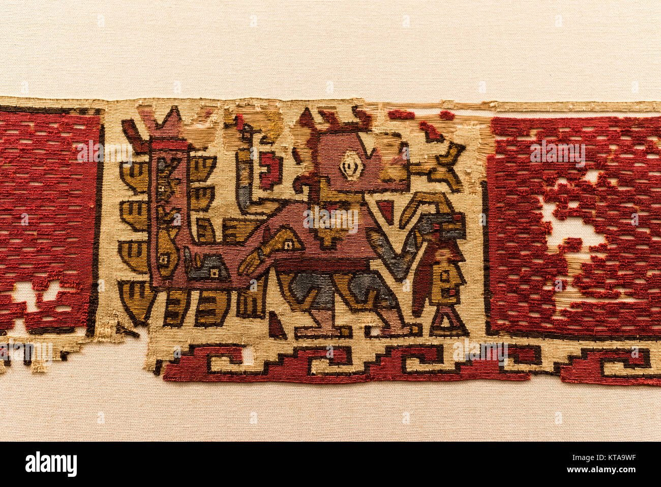 Wari textil Wari culture 500AC-1000AC Perú . Museum of Banco central de ...