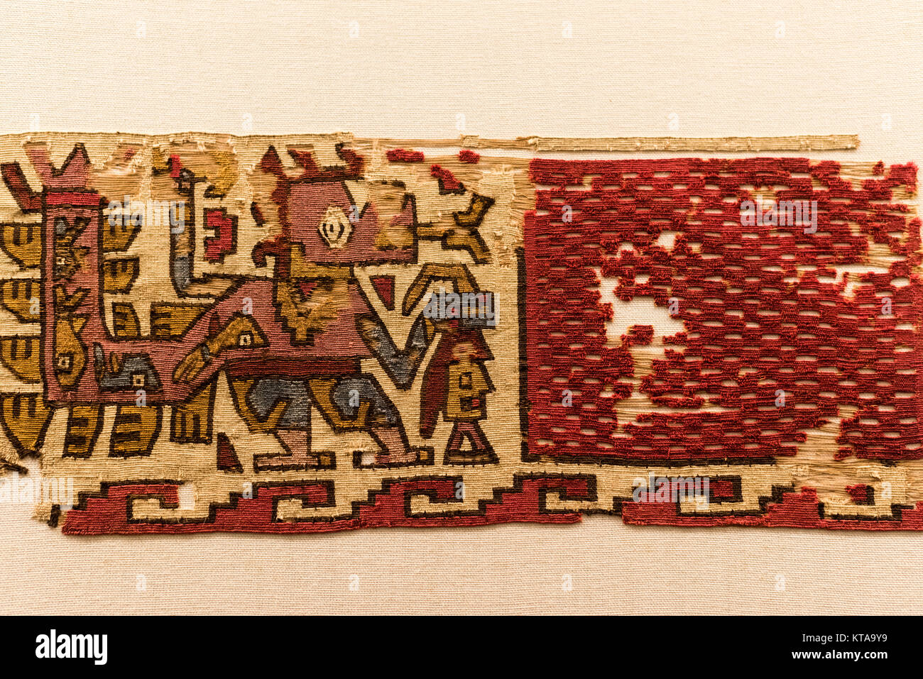 Wari textil Wari culture 500AC-1000AC Perú . Museum of Banco central de ...
